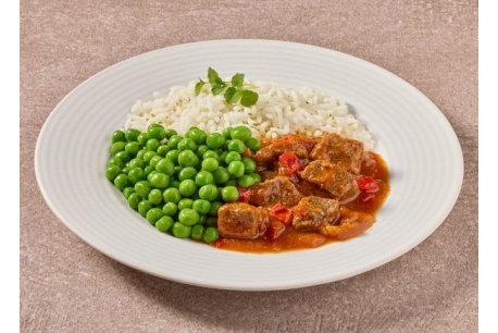 Hongaarse goulash met doperwten en rijst