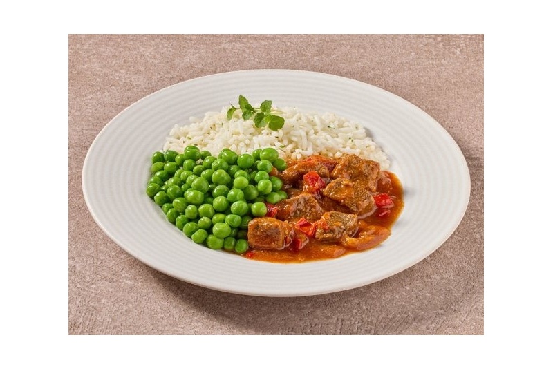 Hongaarse goulash met doperwten en rijst