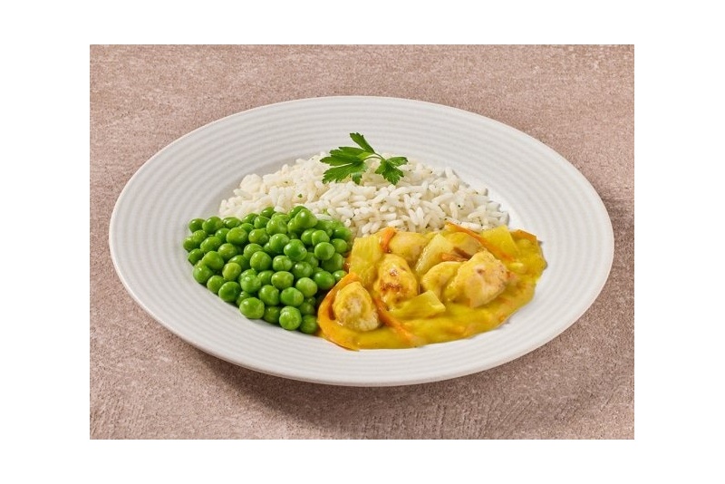 Kip in kerriesaus met doperwten en rijst