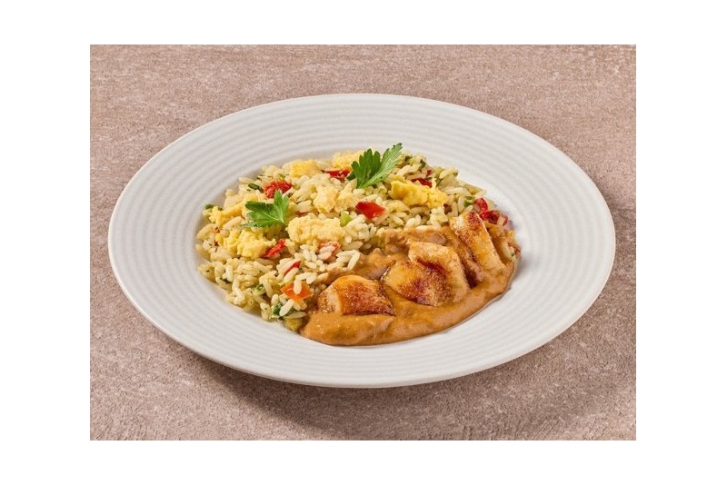 Nasi goreng met kip in satésaus